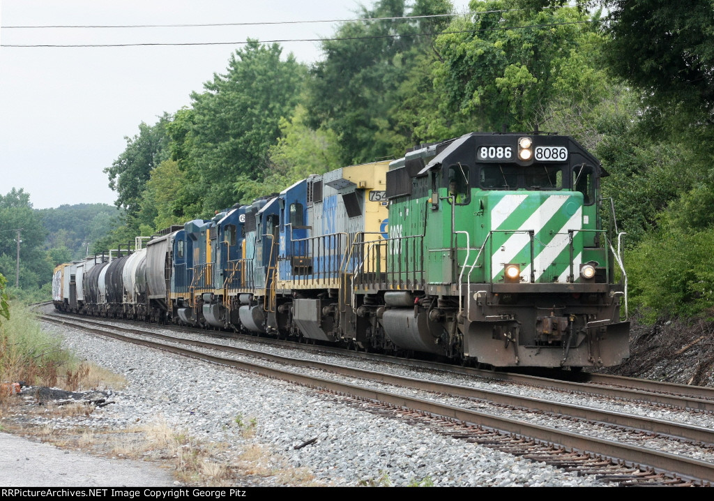 HLCX 8086 and CSX train Q370